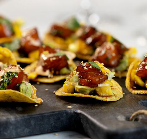 Lime -& sesamlax på tortillachips - plockmat påsk