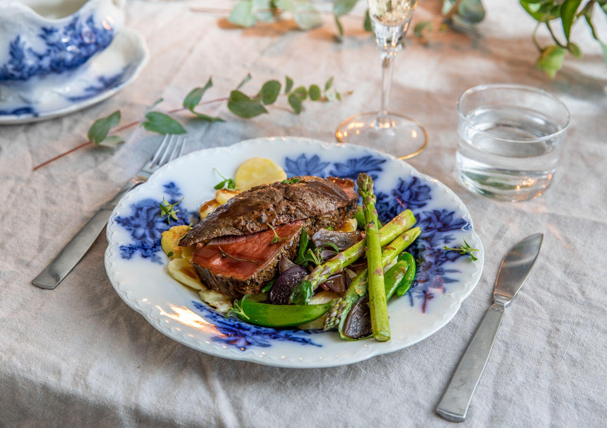 Timjanstekt ryggbiff med potatisgratäng, krämig balsamicosås och örtiga ...