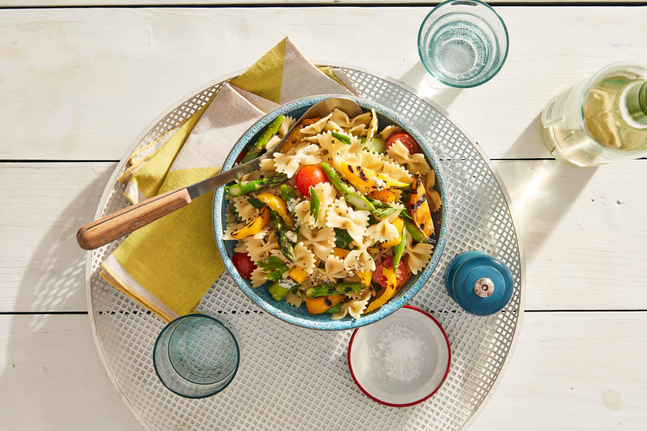 Pastasallad med grillade grönsaker och bönor