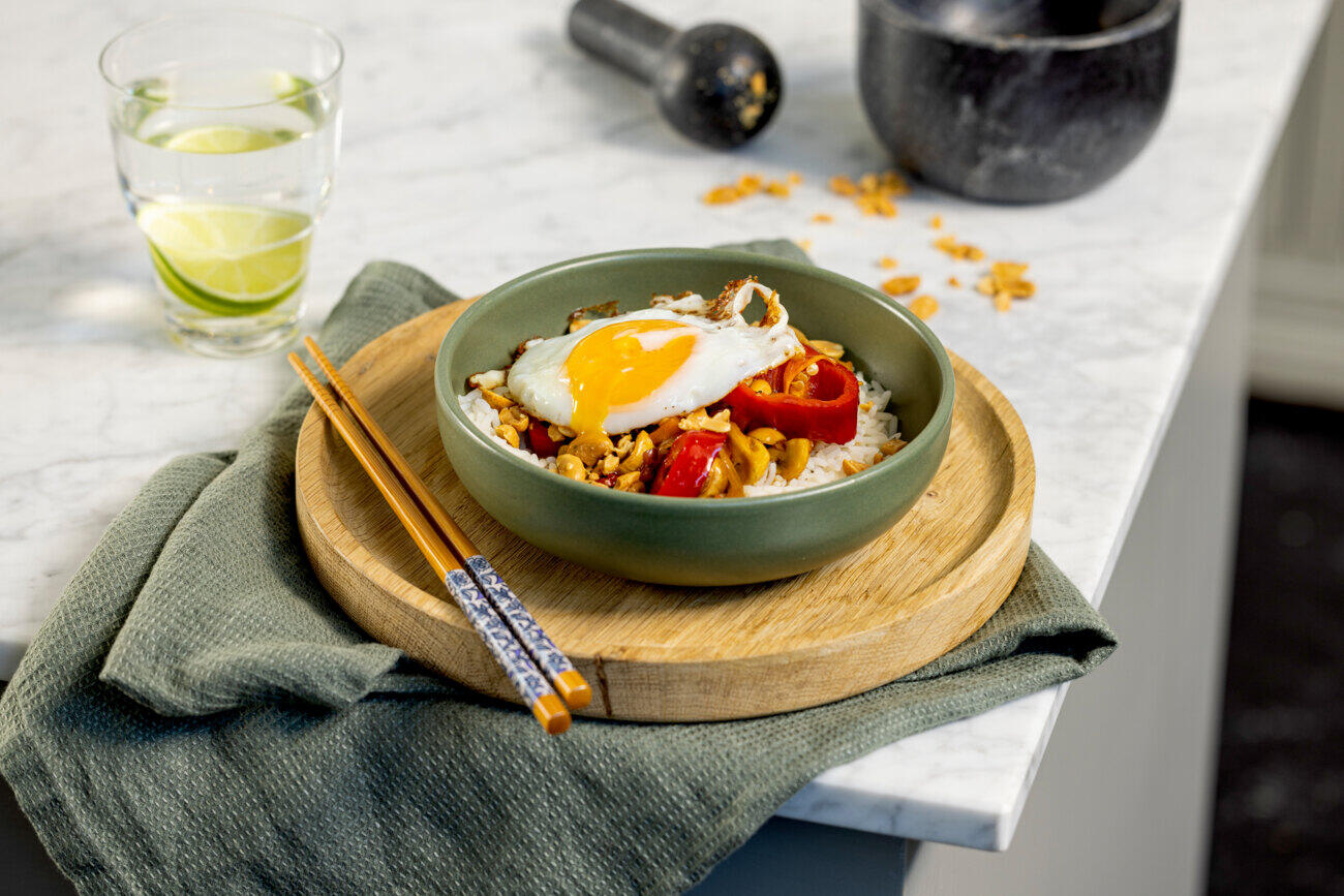 Hoisinwok med svamp och ägg