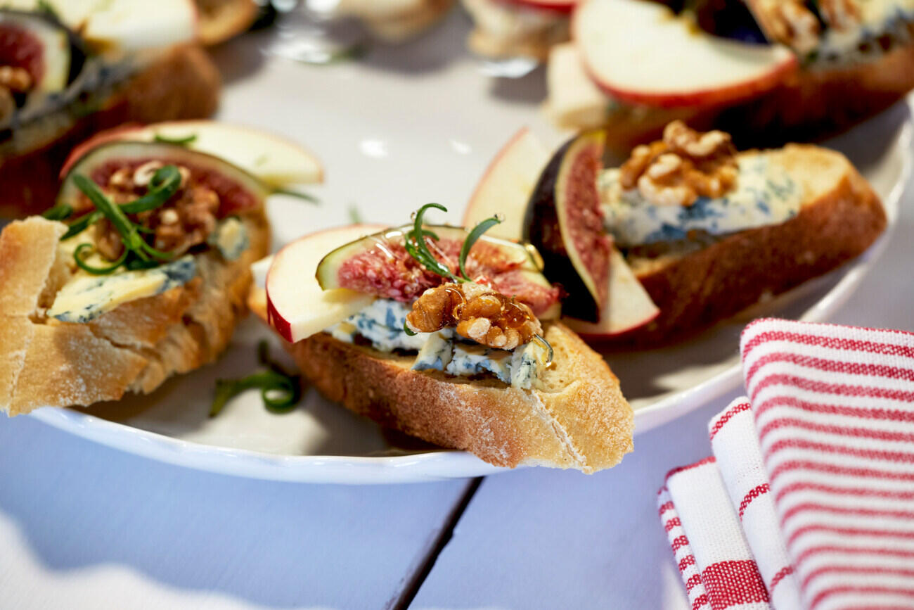 Snittar med ädelost, äpple och fikon