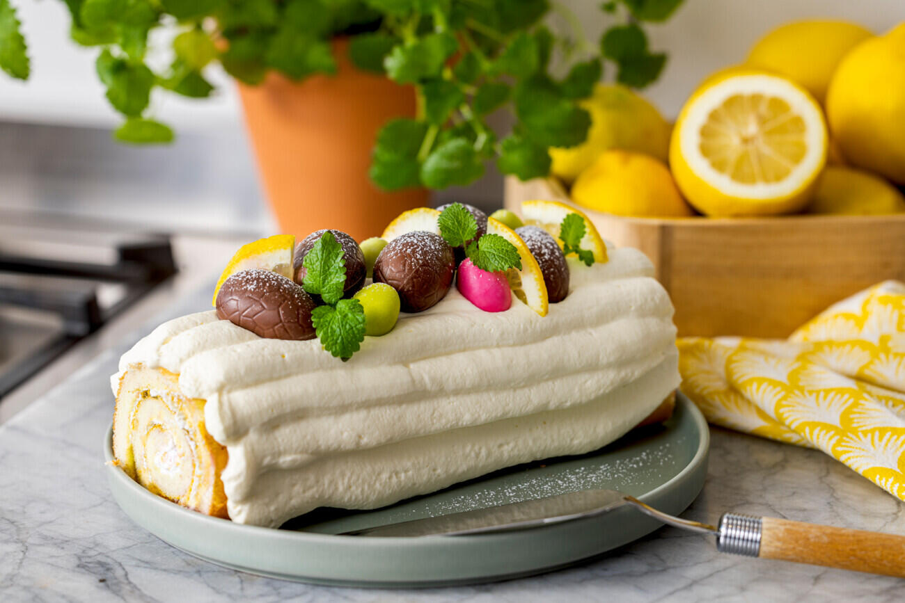 Rulltårta till påsk med sötsyrlig fyllning