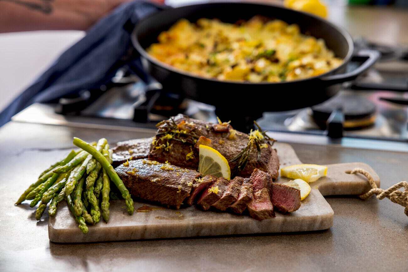 Lammytterfilé med krämig potatisgratäng och sparris