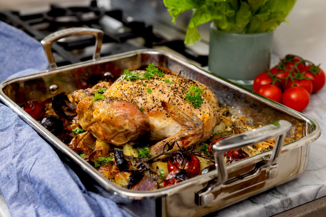 Hel kyckling i ugn med krämig potatis, allt i en form