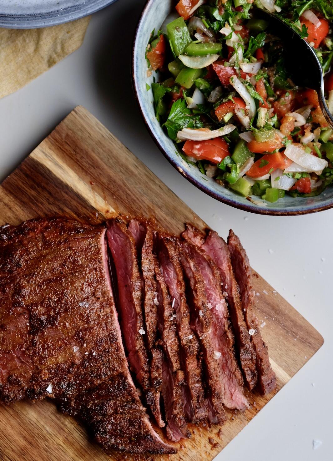 Salsa Criolla med grillad tomat och lök, serverad med rubbad flankstek